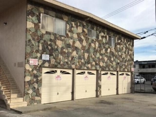 3 Br, 2 bath, Condo 11944 S Grevillea Ave