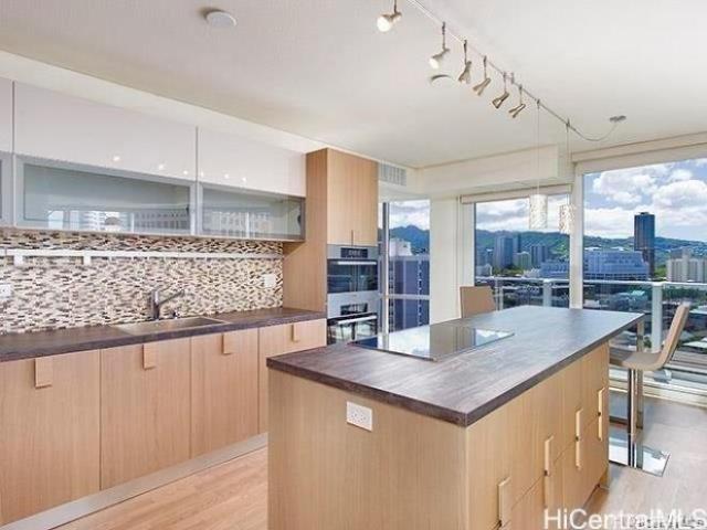 3 Br, 2 bath, Condo 1296 Kapiolani Blvd