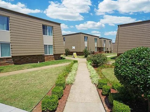 3 Br, 2 bath, Condo 1312 N Midwest Blvd