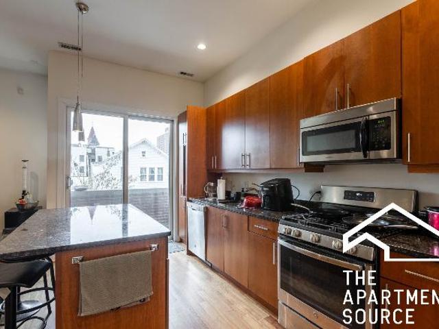3 Br, 2 bath, Condo 1354 West Augusta Blvd