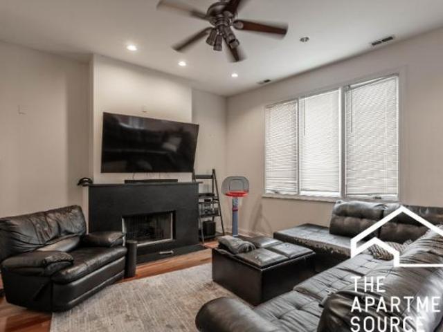 3 Br, 2 bath, Condo 1354 West Augusta Blvd