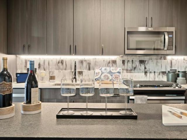 3 Br, 2 bath, Condo 1351 W Lake St
