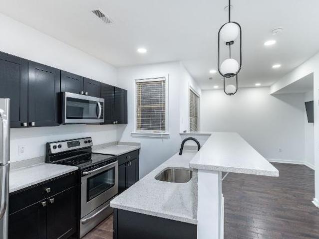 3 Br, 2 bath, Condo 1407 N Carlisle