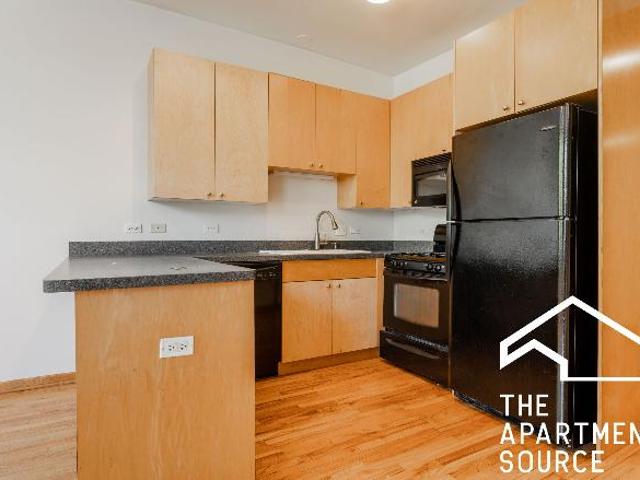 3 Br, 2 bath, Condo 1446 North Leavitt St