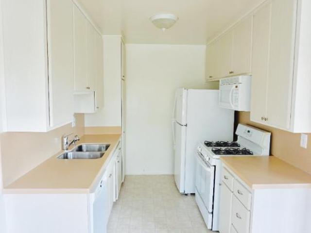 3 Br, 2 bath, Condo 1441 Yale St