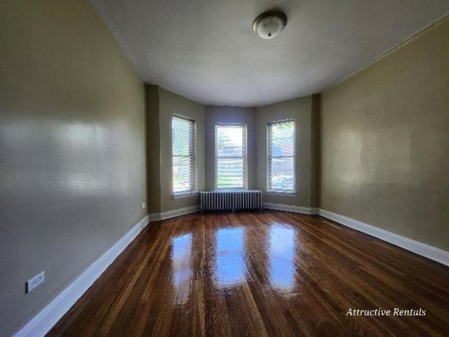 3 Br, 2 bath, Condo 152 N Menard