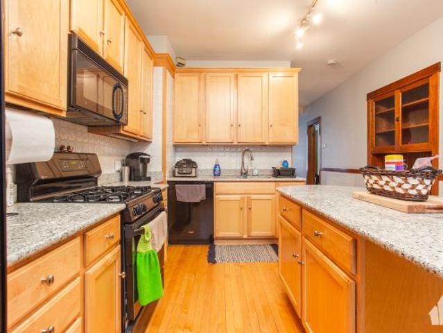 3 Br, 2 bath, Condo 1538 West Wrightwood Avenue