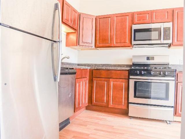 3 Br, 2 bath, Condo 1578 Clybourn