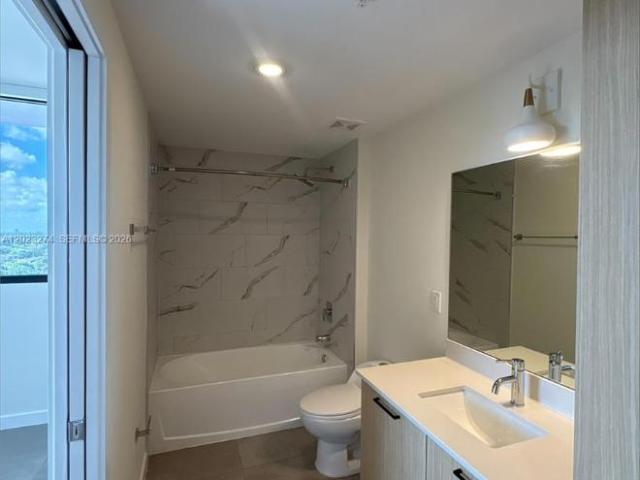 3 Br, 2 bath, Condo 16395 Biscayne Blvd