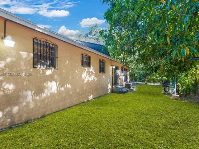 3 Br, 2 bath, Condo 16420 NE 5th Ave