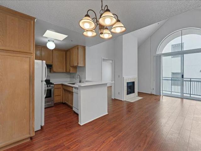 3 Br, 2 bath, Condo 1785 Beloit Ave