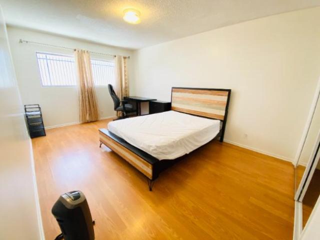 3 Br, 2 bath, Condo 1913 Overland Ave