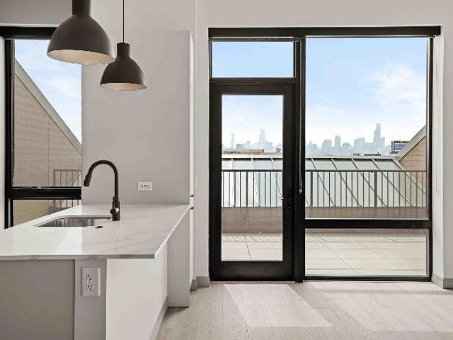 3 Br, 2 bath, Condo 2165 N Elston Ave