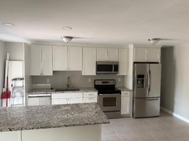 3 Br, 2 bath, Condo 240 Sw 7th St