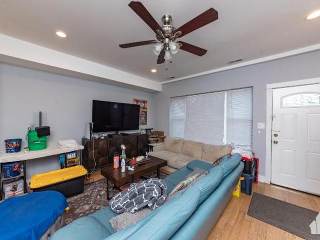3 Br, 2 bath, Condo 2437 North Ashland