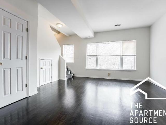 3 Br, 2 bath, Condo 2438 N Ashland