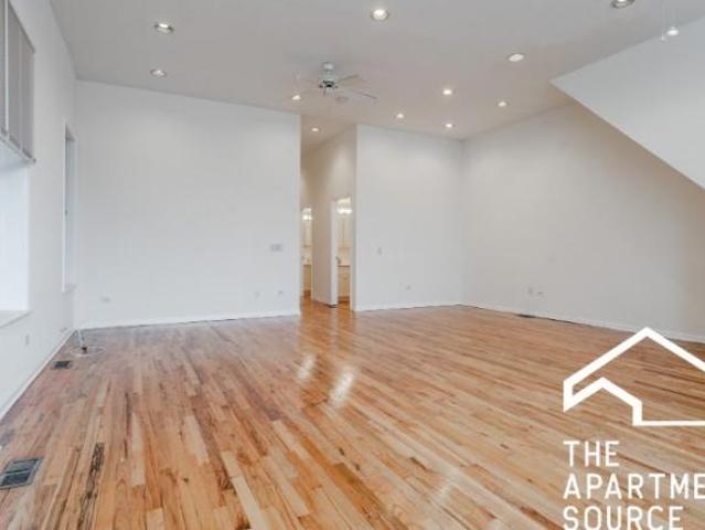 3 Br, 2 bath, Condo 2456 N Southport Ave