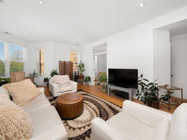 3 Br, 2 bath, Condo 2459 W Augusta Blvd