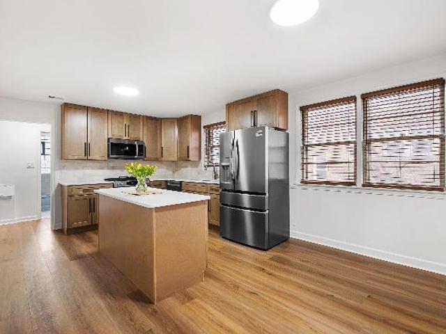 3 Br, 2 bath, Condo 2531 West Lunt Avenue