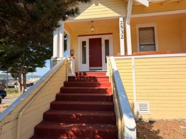 3 Br, 2 bath, Condo 2532 Grand Ave