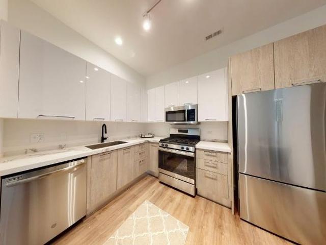 3 Br, 2 bath, Condo 2550 S Wabash