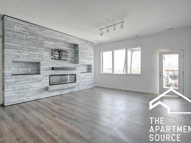 3 Br, 2 bath, Condo 2550 South Wabash Avenue
