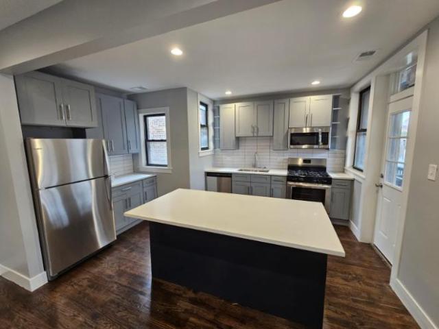 3 Br, 2 bath, Condo 2640 W Pratt