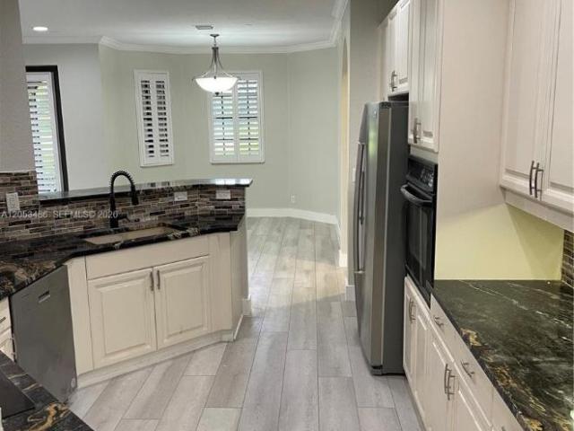 3 Br, 2 bath, Condo 2727 Center Ct Drive