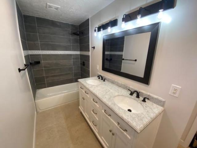 3 Br, 2 bath, Condo 2824 N Park Ave