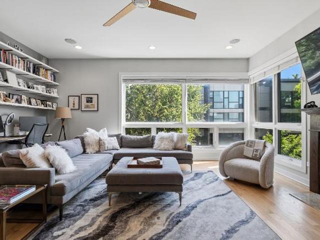 3 Br, 2 bath, Condo 2864 W Lyndale St
