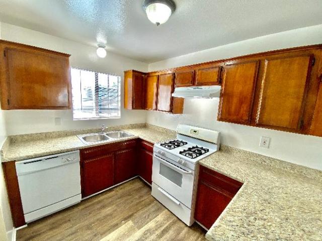 3 Br, 2 bath, Condo 2908 E South St