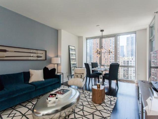 3 Br, 2 bath, Condo 2 West Delaware Pl