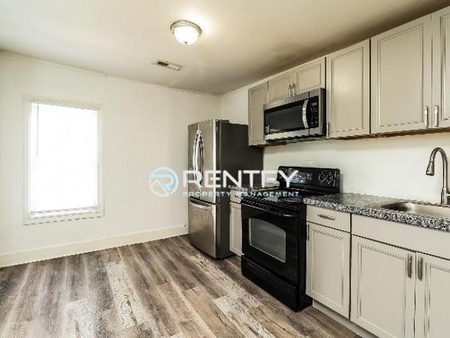 3 Br, 2 bath, Condo 303 E Ingle St