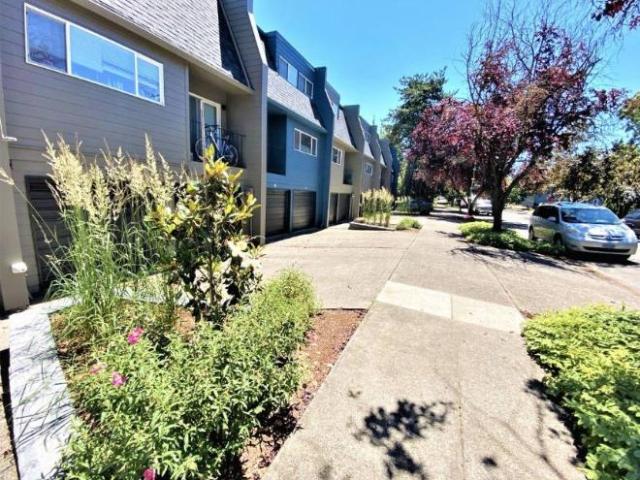 3 Br, 2 bath, Condo 3057 SE 20th Avenue