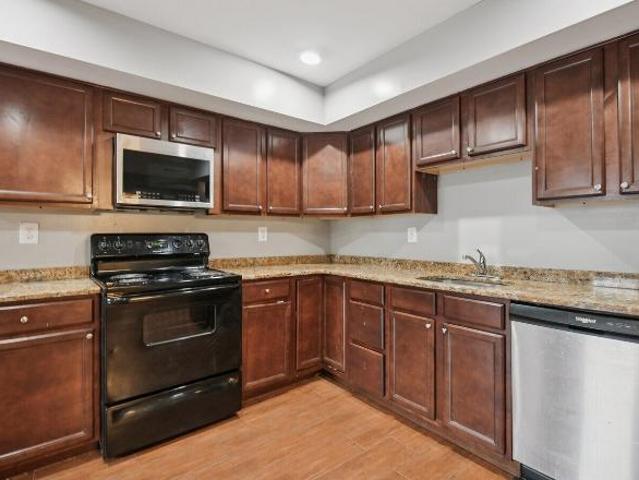 3 Br, 2 bath, Condo 3416 N Sydenham St