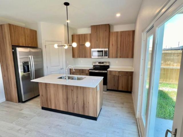 3 Br, 2 bath, Condo 3500 Duke Ave