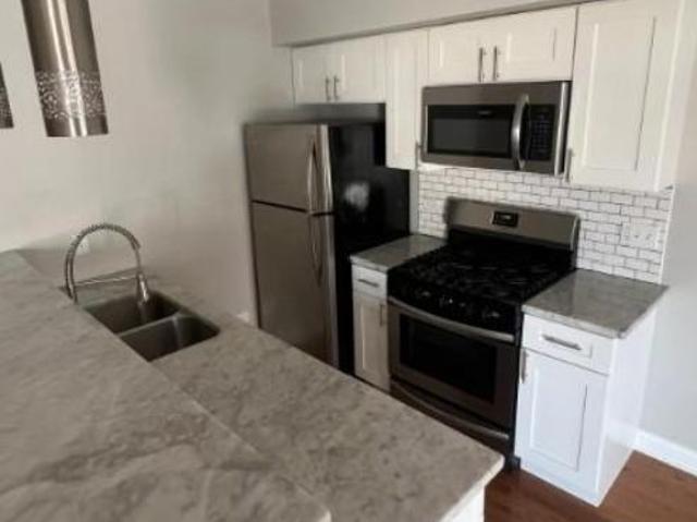 3 Br, 2 bath, Condo 3627 West Oakdale Avenue