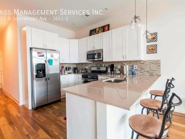 3 Br, 2 bath, Condo 3651 N Southport Ave
