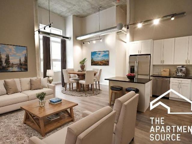 3 Br, 2 bath, Condo 3833 North Broadway