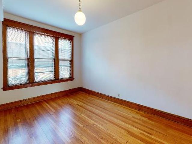 3 Br, 2 bath, Condo 3912 N Greenview Ave