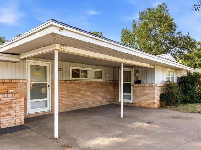 3 Br, 2 bath, Divided 4202 Meadowbrook Dr