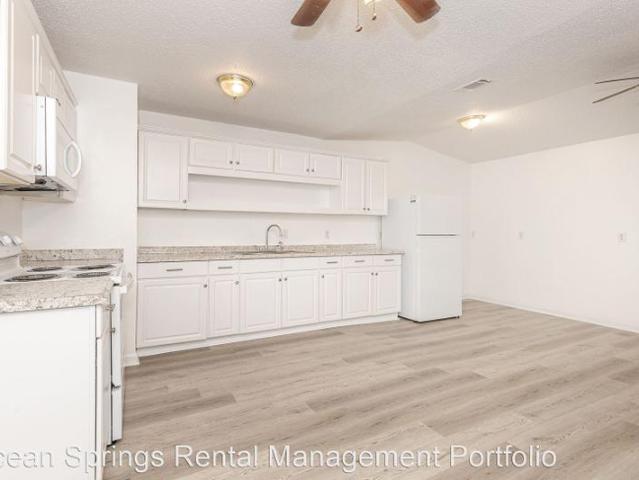3 br, 2 bath House 4703 Bronfair Avenue
