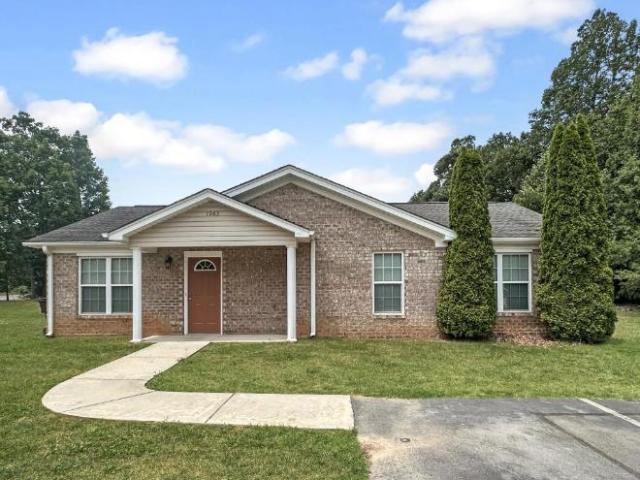 3 Br, 2 bath, Single Family Home 1963 Hilldale Dr