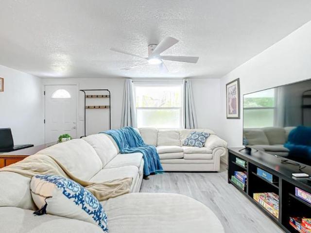 3 Br, 2 bath, Single Family Home 2099 20th Ave Sw