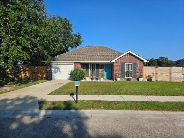 3 Br, 2 bath, Single Family Home 303 Twin Lakes Blvd