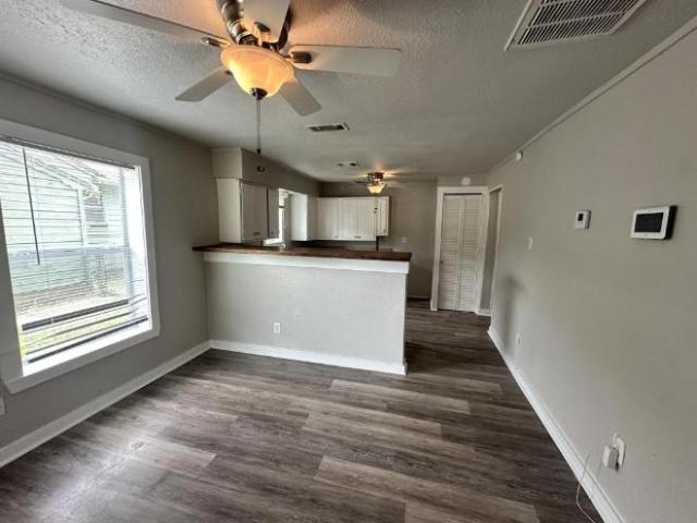 3 Br, 2 bath, Single Family Home 4611 Bradshaw
