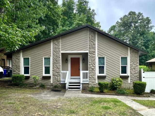 3 Br, 2 bath, Single Family Home 5591 Bellflower St