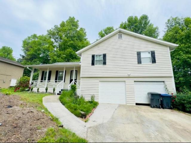 3 Br, 2 bath, Single Family Home 979 Falcon Crest Dr