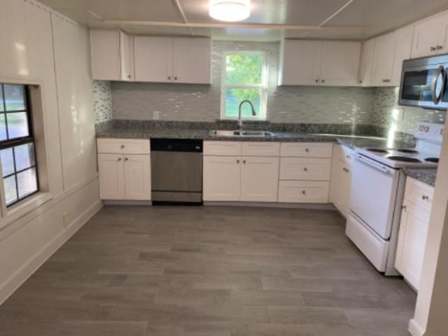 3 Br, 2 bath, Single Family 14373 Twin Lakes Circle