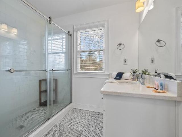 3 Br, 2 bath, Single Family 144 Holiday Ave NE